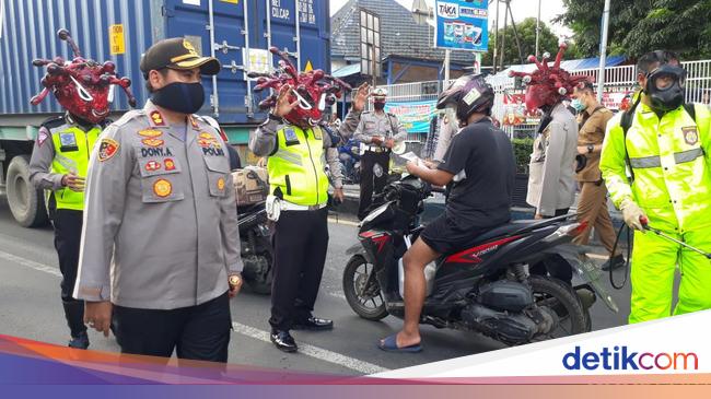Memakai Helm Corona Polisi Turun Jalan Ingatkan Bahaya Covid 19