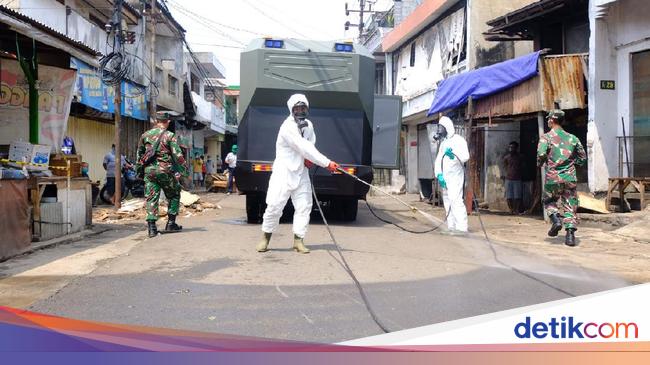 Ratusan Petugas Ber-APD Semprot Kawasan Pasar PPI