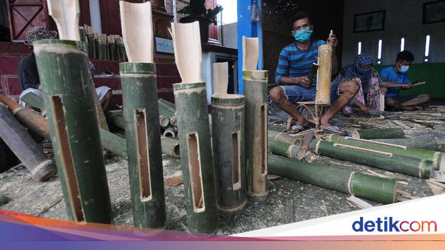 Melihat Pembuatan Kentongan