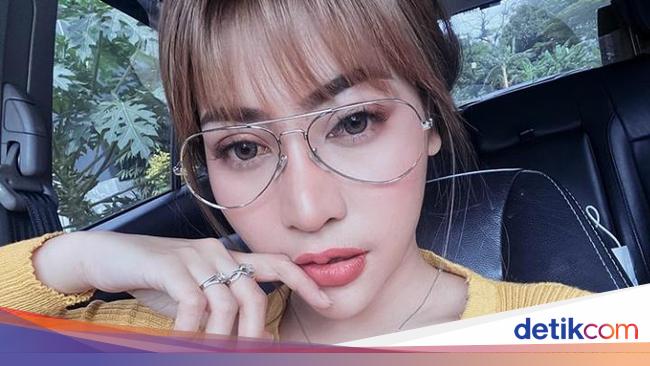 Liza Aditya Masih Seperti Gadis Meski Punya Dua Anak, Ini Rahasianya