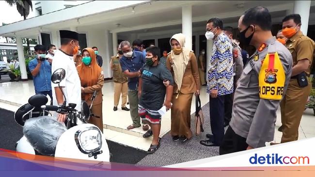 Bocah Penjual Jalangkote Korban Bully Dapat Hadiah Motor Listrik Bocah Penjual Jalangkote Korban Bully Dapat Hadiah Motor Listrik
