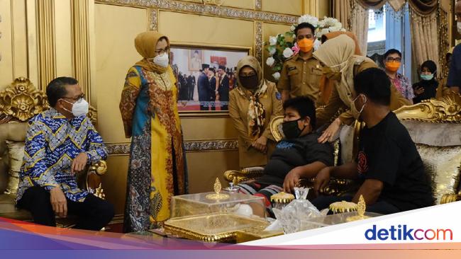 Bertemu Bocah Penjual Jalangkote Korban Bully, Gubernur Sulsel Beri ... Bertemu Bocah Penjual Jalangkote Korban Bully, Gubernur Sulsel Beri ...