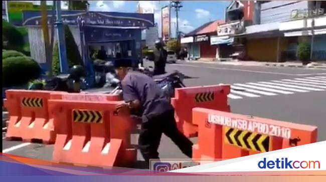 Viral Pria Uring-uringan Bongkar Barikade Jalan di Wonosobo