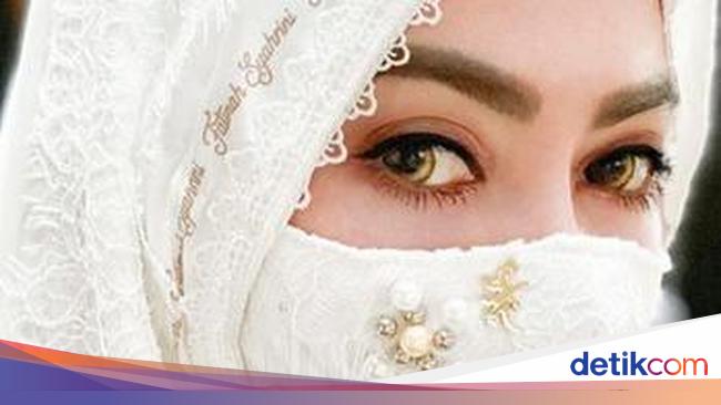 Lebaran Tetap Cetar, Intip Gaya Syahrini Pakai Mukena Rp 5 Juta Lebaran Tetap Cetar, Intip Gaya Syahrini Pakai Mukena Rp 5 Juta