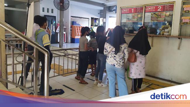 Ramai di Hari Pertama Lebaran, Begini Kondisi Stasiun Angke Pagi Ini