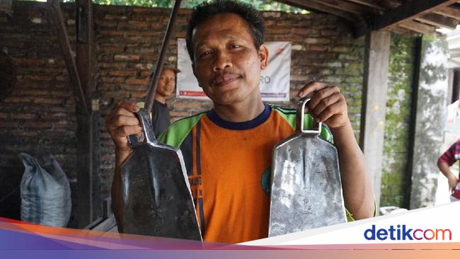 Setia Jadi Pembuat Cangkul, Eko Bisa Raup Rp30 Juta per Bulan
