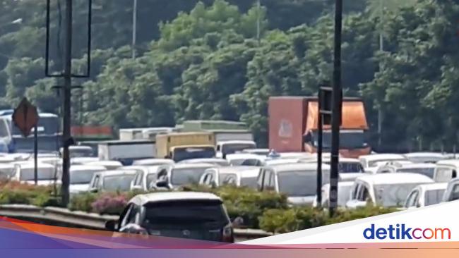 Video Kemacetan di Tol Cawang Arah Grogol Saat PSBB Masa Transisi