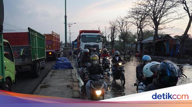 Jalur Pantura Demak Km 8 Terdampak Banjir Rob, Arus Lalin Tersendat