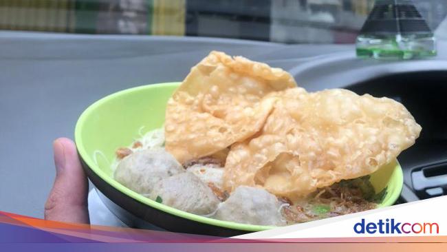 Makan di Mobil Kini Jadi 'New Normal', Ini Cerita Netizen