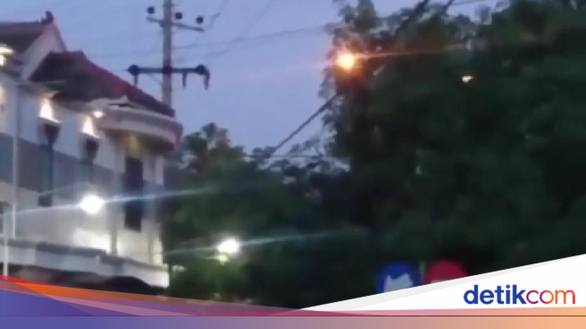 Balon Udara Nyangkut Kabel, 21.669 Pelanggan PLN di Ponorogo Mati Listrik