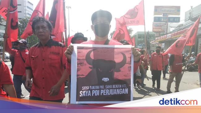 Massa PDIP Long March Bawa Poster 'Saya Bukan PKI, Saya Bukan HTI'
