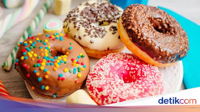Cara Membuat Donat Topping Cokelat dan Matcha yang Empuk