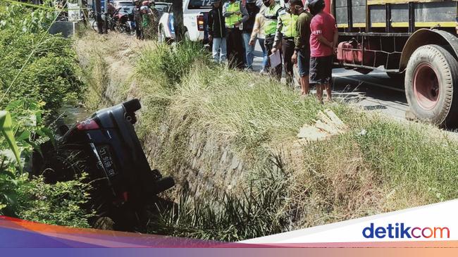 Anak Rewel, Pemobil Ini Nyemplung ke Sungai di Jalan Yogya-Solo Anak Rewel, Pemobil Ini Nyemplung ke Sungai di Jalan Yogya-Solo