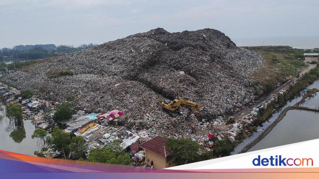Gunungan Sampah di TPA Degayu Pekalongan Melebihi Kapasitas
