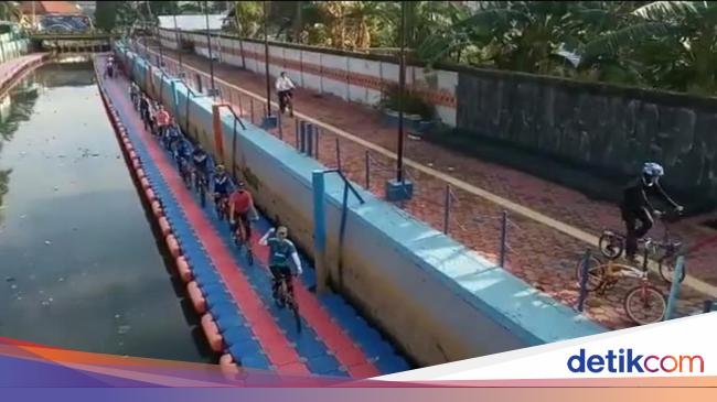 Viral Pesepeda Lewati Trotoar Apung Palembang, Dispar: Itu buat Pejalan ... Viral Pesepeda Lewati Trotoar Apung Palembang, Dispar: Itu buat Pejalan ...