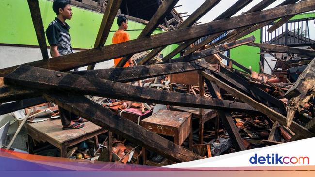 Duh, Atap Sekolah di Bekasi Ini Ambruk