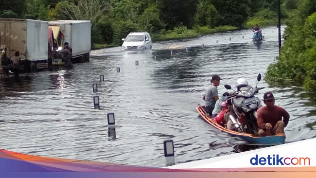 Banjir Terjang Kapuas Hulu Kalbar, Akses Jalan Terputus