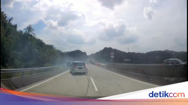 Ban Pecah Saat Ngebut, Ertiga Seruduk Wuling di Jalan Tol