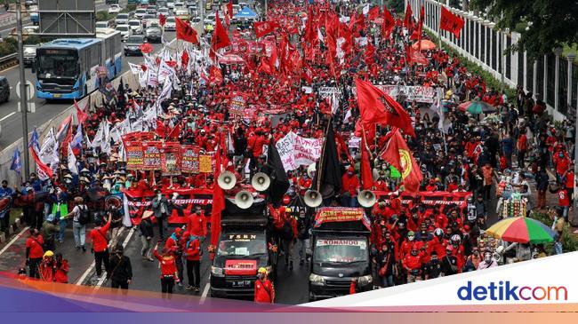 Massa Buruh dan Petani Menyemut di Depan Gedung DPR Massa Buruh dan Petani Menyemut di Depan Gedung DPR