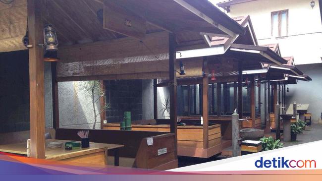 5 Restoran Lesehan Ini Cocok Buat Makan Bareng Keluarga