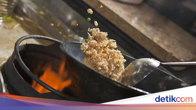 Fisikawan Ungkap Fakta Goyangan Wajan Koki Saat Bikin Nasi Goreng