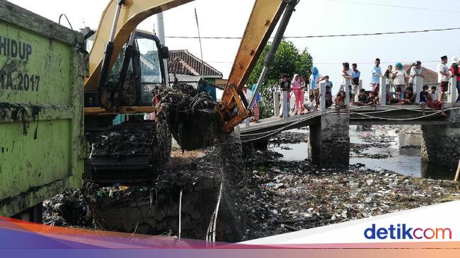 Terkendala Alat, Pembersihan Sungai Penuh Sampah di Pasuruan Dihentikan