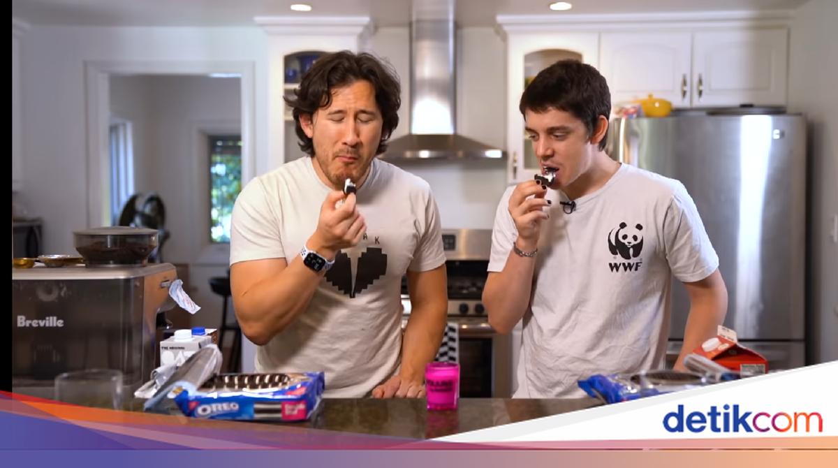 Bukan Dicelup Susu, Youtuber Ini Makan Oreo Celup Kecap Asin hingga Kaldu