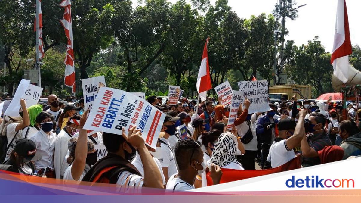 Demo Pekerja Hiburan Malam di Balai Kota DKI, Bermasker tapi Tak Jaga Jarak