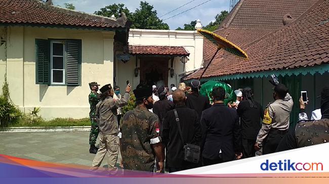 Gema Tahlil Sambut Kedatangan Jenazah Pangeran Arief Natadiningrat Gema Tahlil Sambut Kedatangan Jenazah Pangeran Arief Natadiningrat