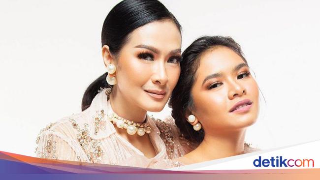 Gaya Sungkem Lebaran Putri Iis Dahlia Jadi Sorotan, Cium Dahi Hingga Bibir Gaya Sungkem Lebaran Putri Iis Dahlia Jadi Sorotan, Cium Dahi Hingga Bibir