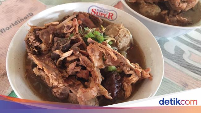 Bakso Pakde Bewok: Sensasi Makan Bakso 'Comberan' Berkuah Item