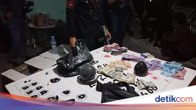 Judi Koprok di Jakbar Digerebek, Rp 9 Juta-Surat Pegadaian Disita Polisi