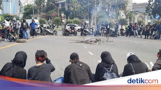 Puluhan Mahasiswa Demo Minta UKT Diturunkan, Ini Penjelasan Unair