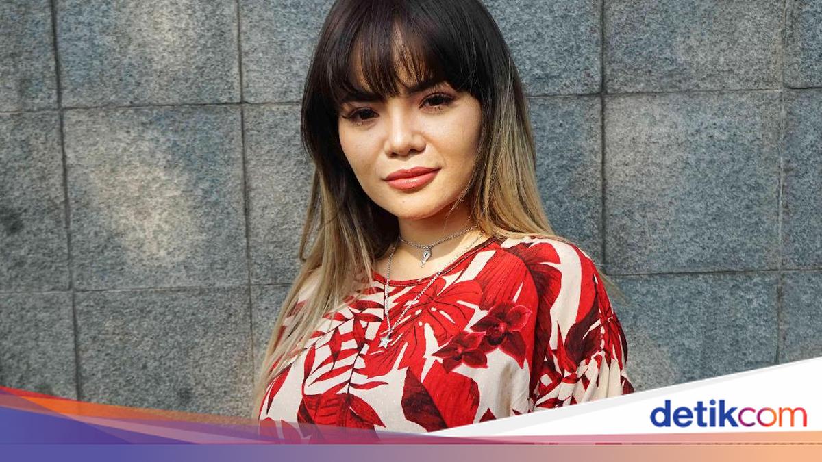 Edan! Celana Dalam Bekas Dinar Candy Laku Rp 50 Juta