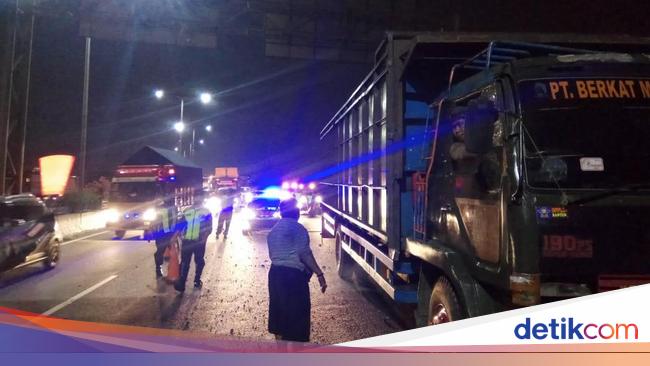 Truk Alami Pecah Ban di Km 21 Tol Pluit, Lalin Macet
