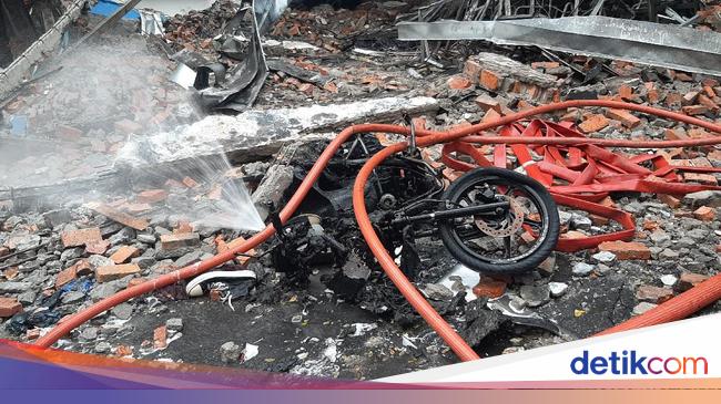 Kebakaran Pabrik di Sentul Hanguskan Motor dan Lukai Karyawan