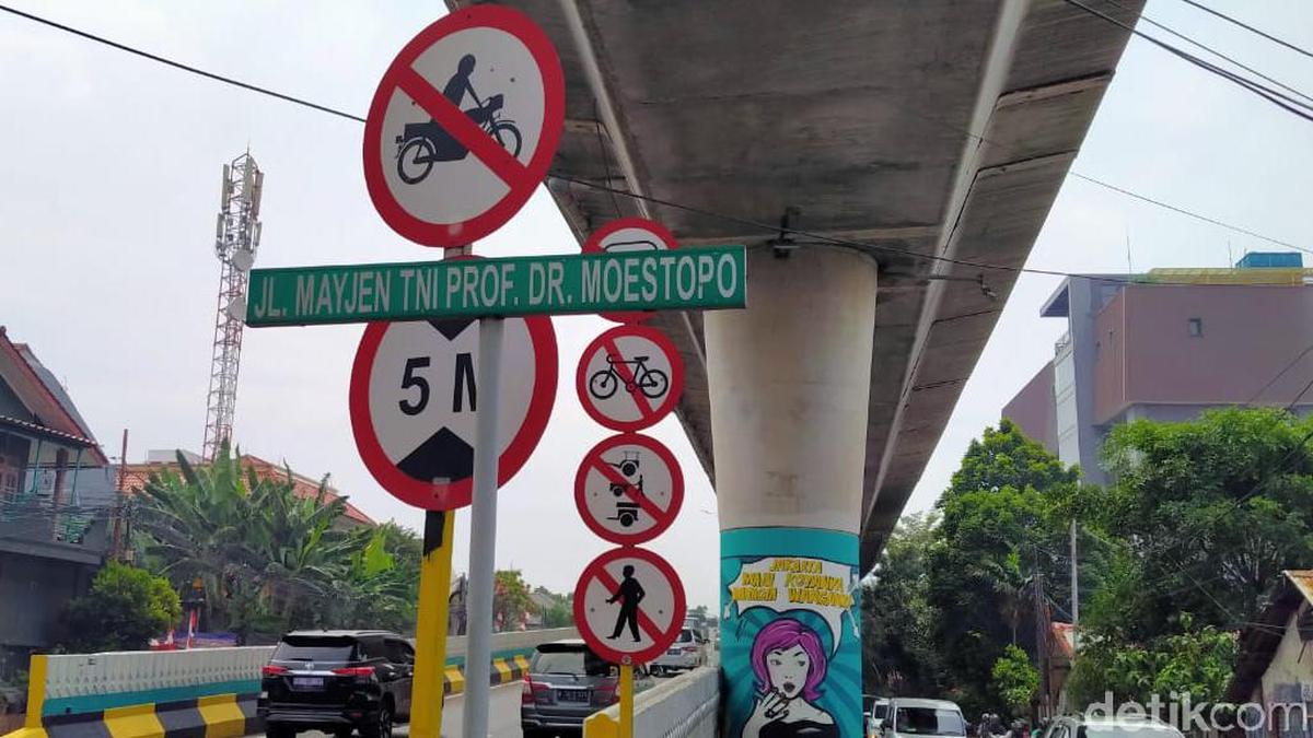 Penampakan Rambu-rambu JLNT Antasari yang 'Diterobos' Rombongan Pesepeda