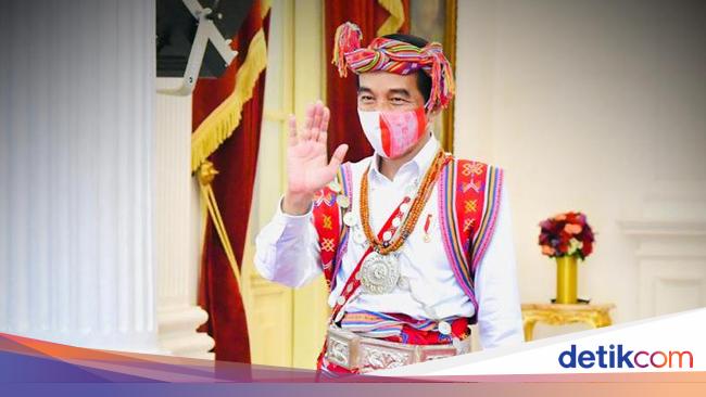 13 Foto Penampilan Jokowi saat Kenakan Baju Adat Berbagai Daerah