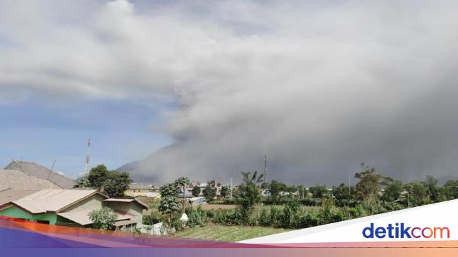 Gunung Sinabung Erupsi Menerus Pagi Ini, Kolom Abu Capai 1.000 Meter