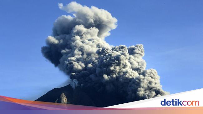Gunung Sinabung Erupsi untuk Ke-23 Kalinya Bulan Ini