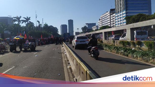 Massa Demo Masih Bertahan di Depan DPR, Lalin Jalan Gatsu Hanya Lewat Busway