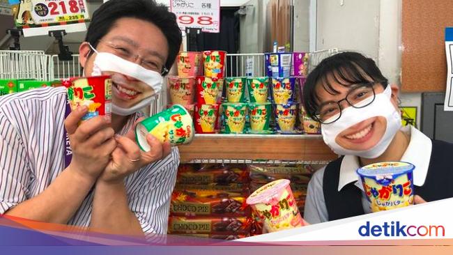 Masker 'Senyum' Pegawai di Jepang Ini Bikin Netizen Kagum