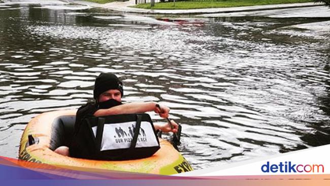 Salut! Pelayan Ini Tetap Antar Pizza Pakai Perahu Karet saat Banjir