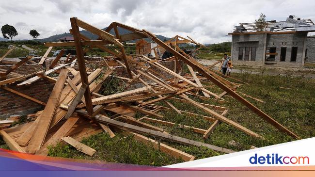 Puluhan Rumah di Aceh Rusak Diterjang Angin Puting Beliung Puluhan Rumah di Aceh Rusak Diterjang Angin Puting Beliung