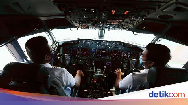 Kisah Pilot Garuda Indonesia: Ajak Orang Tua Terbang Sampai Ketemu Jodoh