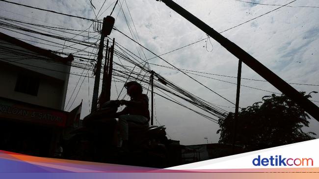 Ada Tiang Listrik Berdiri di Lahan Pribadi, Bisa Minta Ganti Rugi?