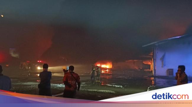 Sudah 5 Jam, Kebakaran Gudang Pabrik Polytron di Demak Belum Padam