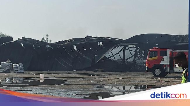 Kebakaran Gudang Pabrik Polytron Berhasil Dipadamkan Setelah 17 Jam