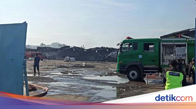 Setelah 17 Jam, Kebakaran Gudang Pabrik Polytron Berhasil Dipadamkan