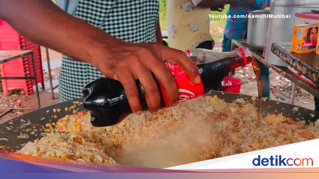 Unik! Nasi Goreng Kaki Lima Ini Dimasak Pakai Cola